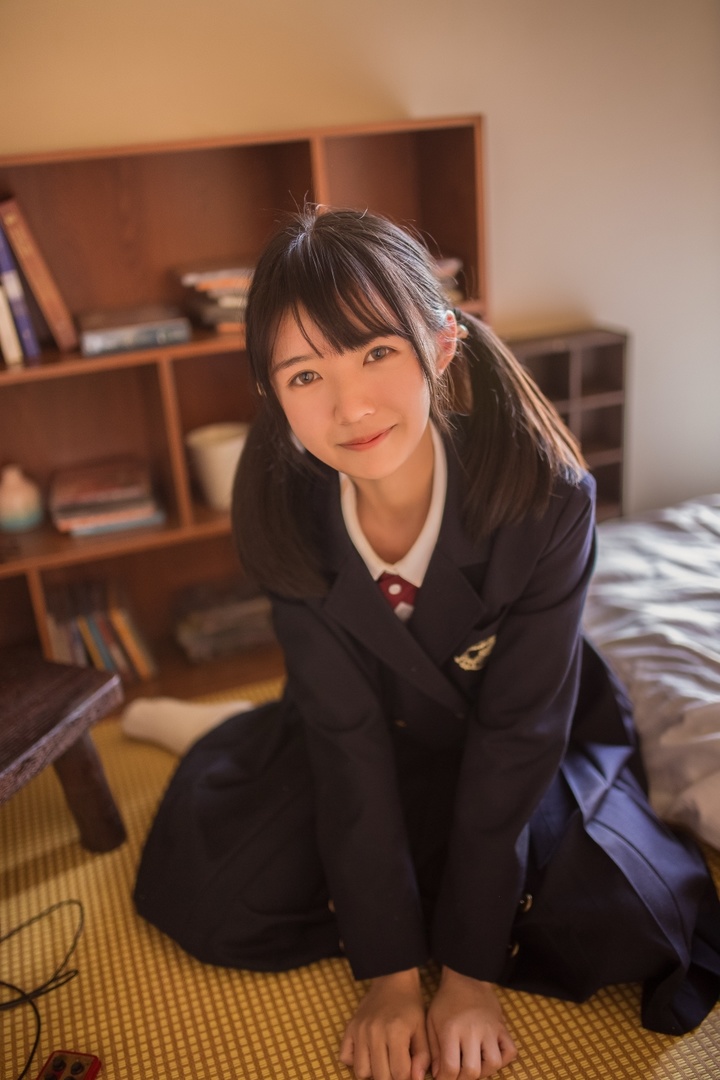 躺平也要穿校服? 少女的“doki doki”心跳瞬间被治愈!