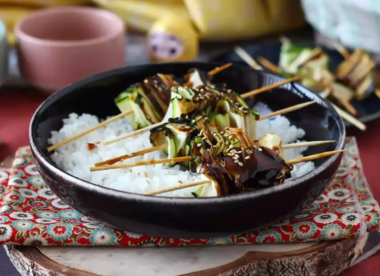 Zucchini skewers with a delicious, spicy Asian sauce