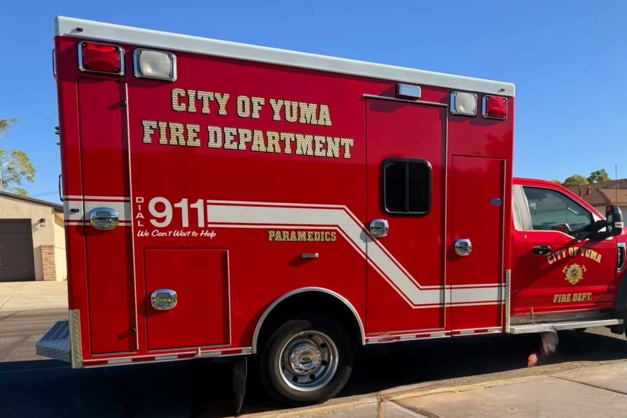 Dos jóvenes quedan graves tras choque entre motocicleta y automóvil en Yuma