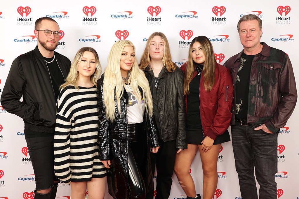 Tori Spelling, Dean McDermott's son Liam rocks pink hair in prom photo