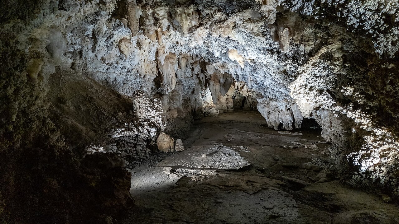 Inside a Utah limestone cliff, 42 formations and one very unlikely heart