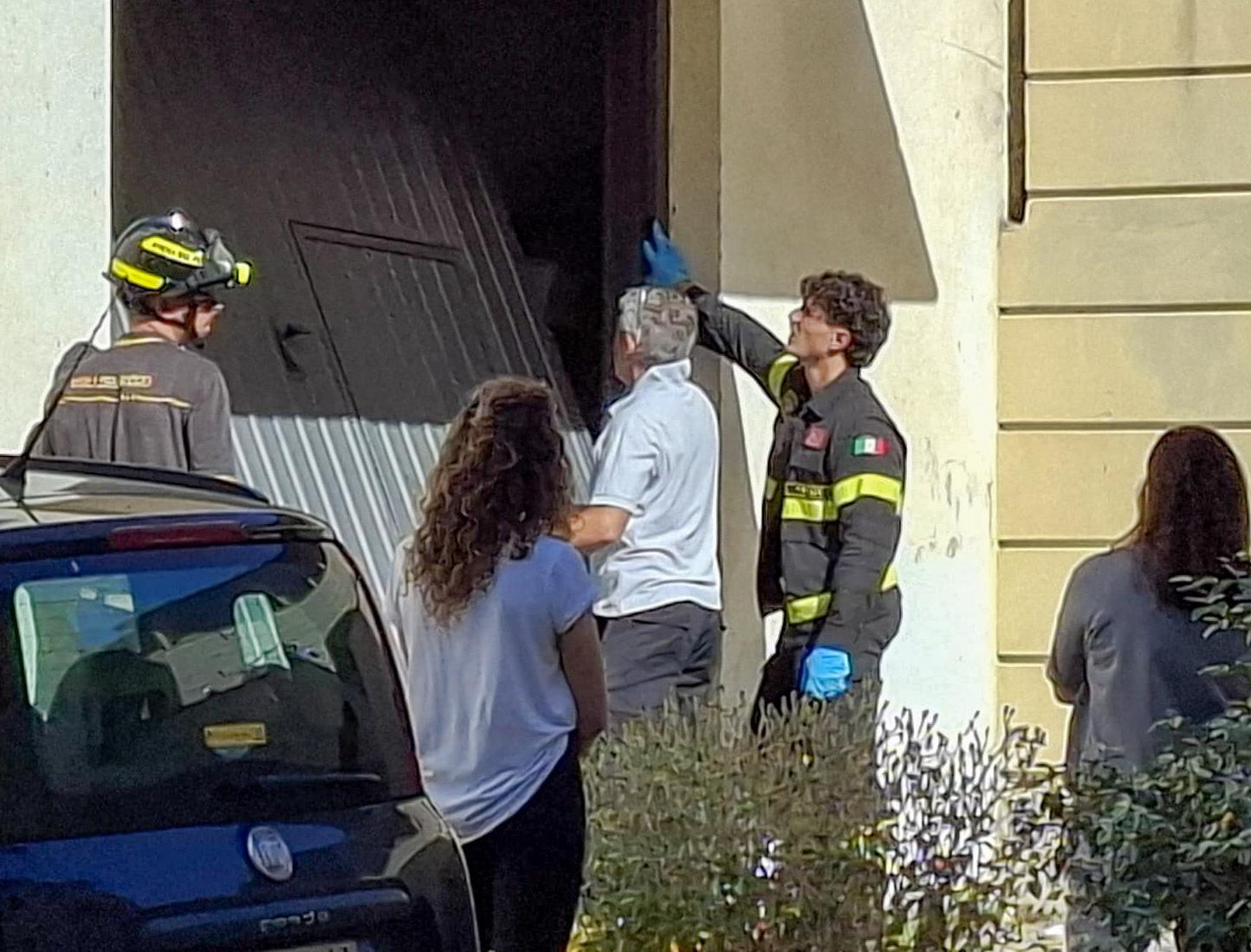 Schiacciata dalla porta del garage. Muore a 76 anni nel cortile di casa