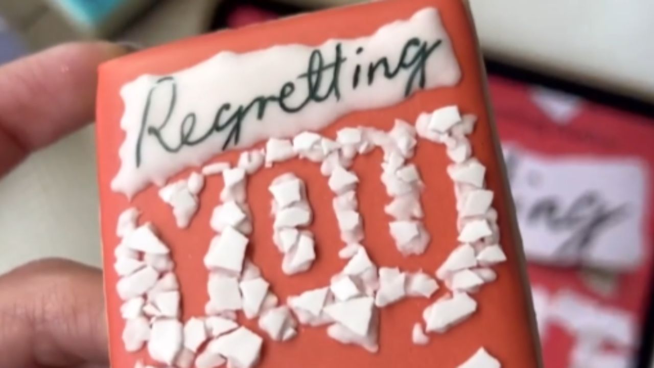 Baker delights the Colleen Hoover fans by making the cookies themed on ...