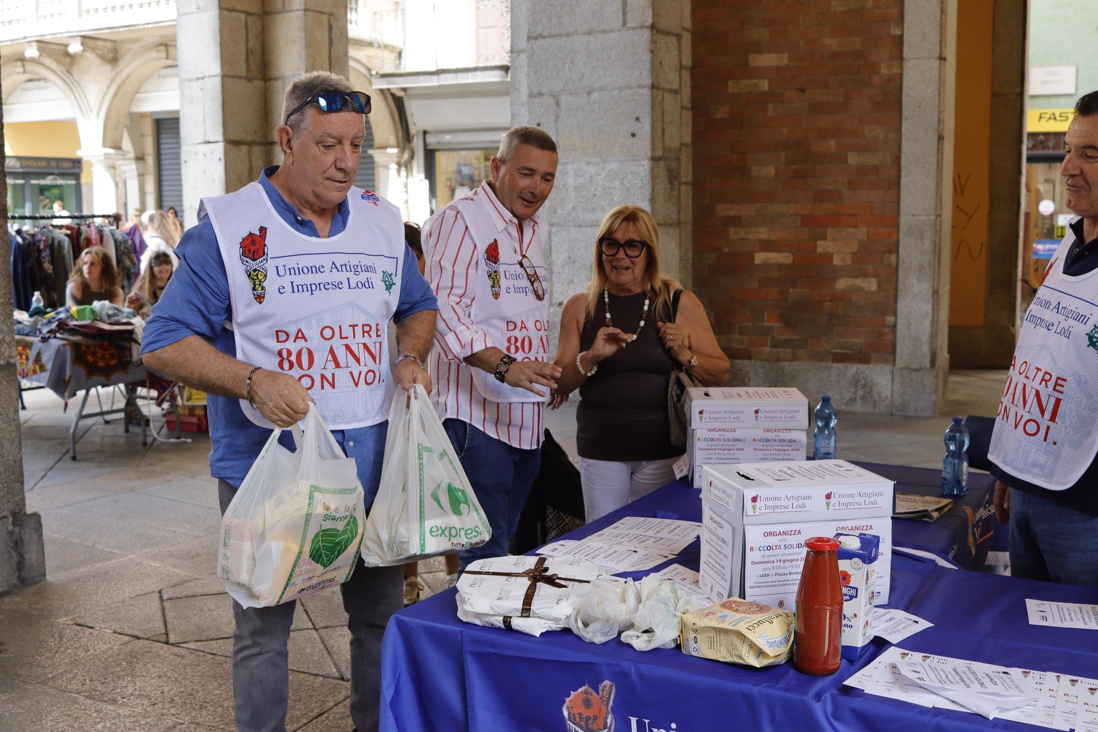 Raccolta benefica a segno. Chili di pasta, farina e soldi in dono all ...