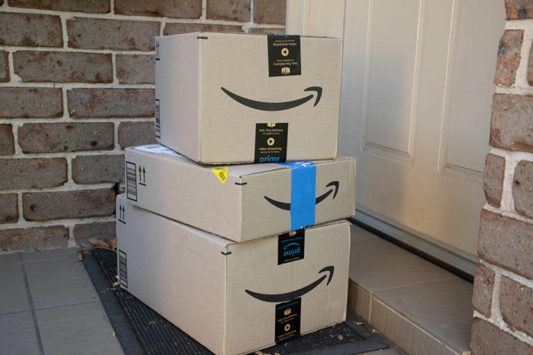 Amazon's clever 2-tier pop-up catio gives cats hours of safe outdoor fun