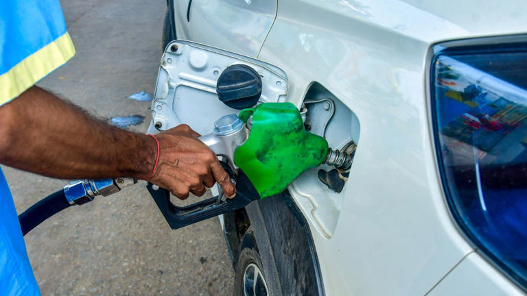 Today Petrol, Diesel Prices June 17: Petrol remains above at Rs 102 ...