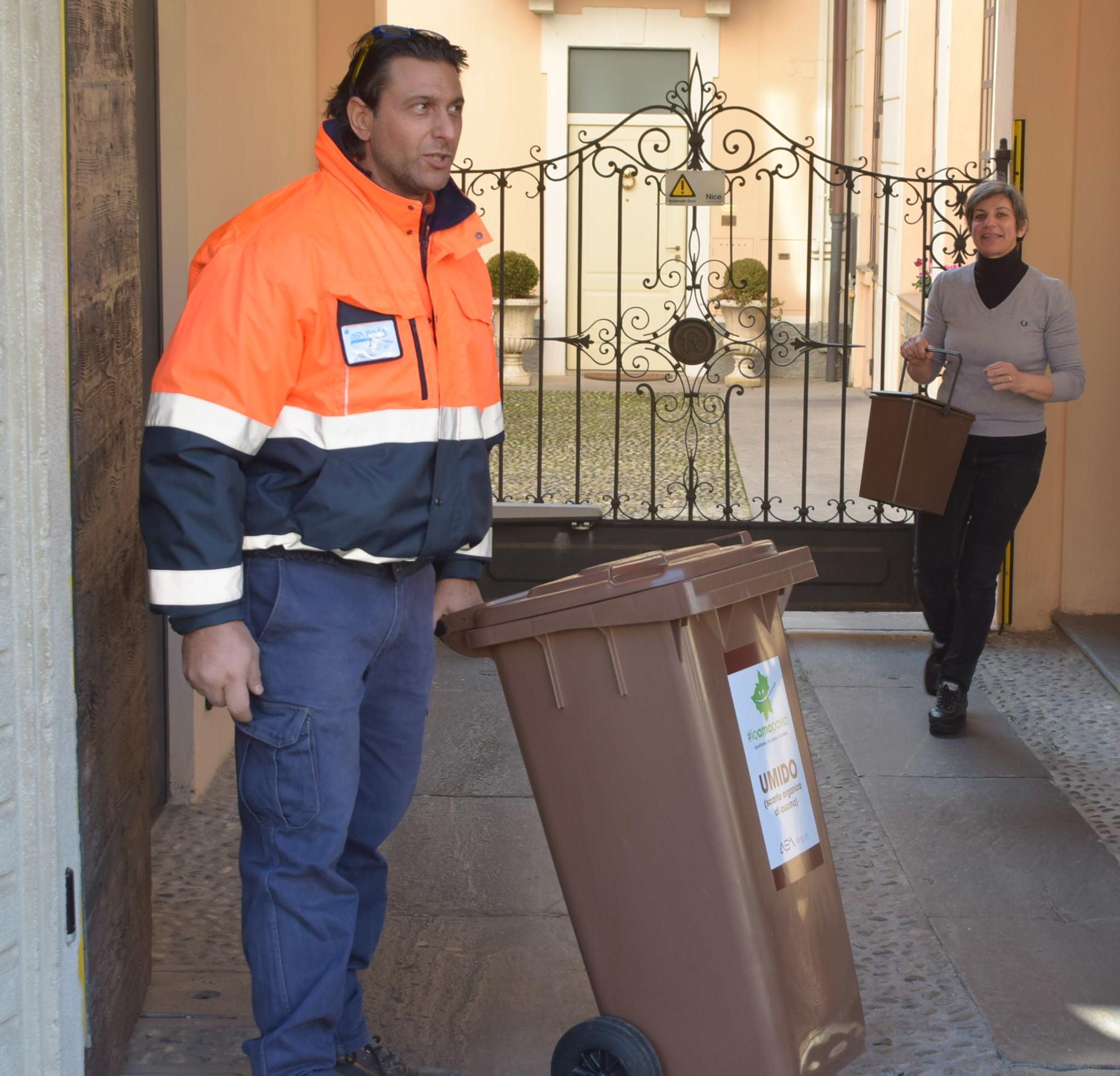 Rifiuti, si cambia. Vetro a domicilio. Ok e polemiche