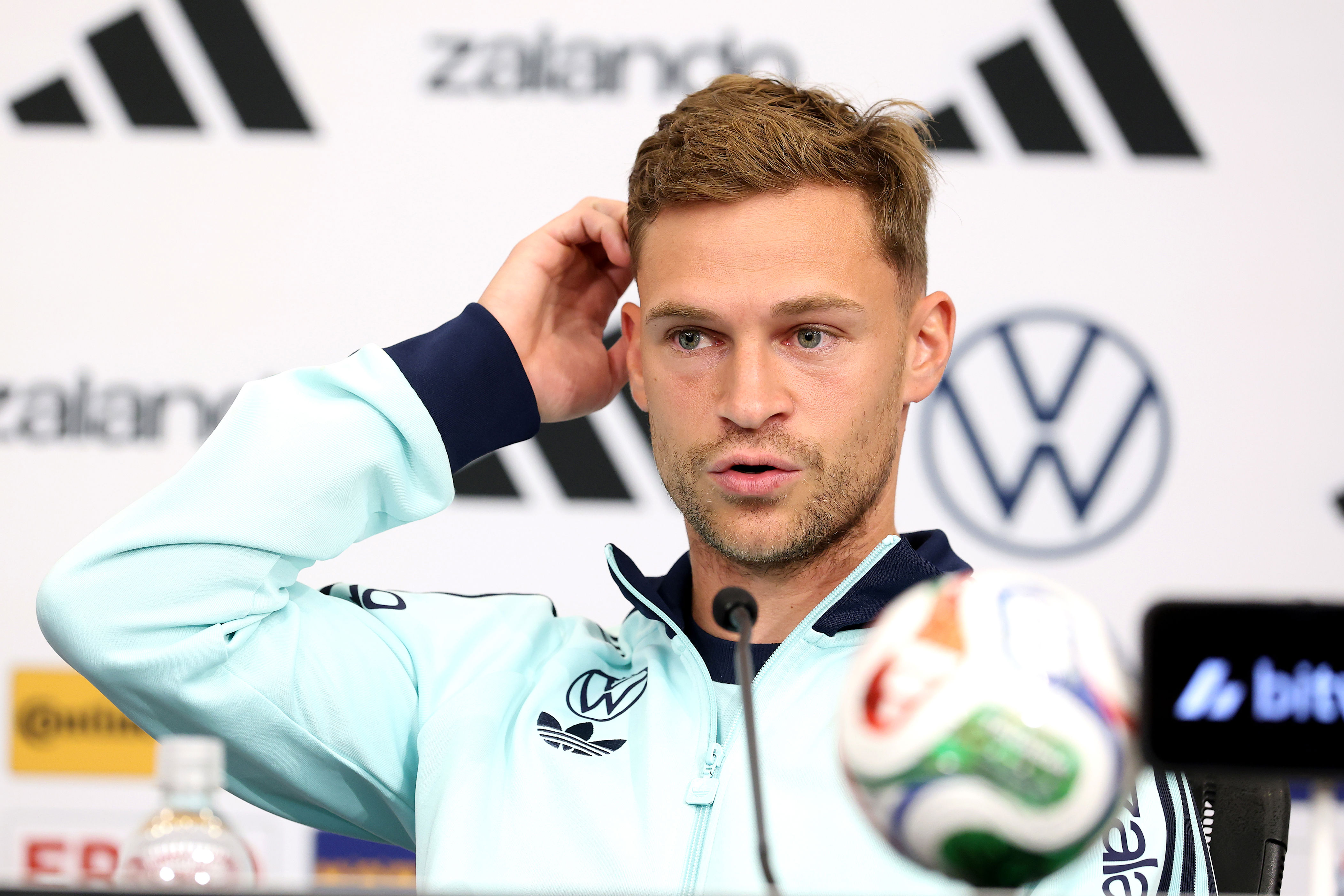 😬 Dangerous encounter: Germany stars meet venomous snake
