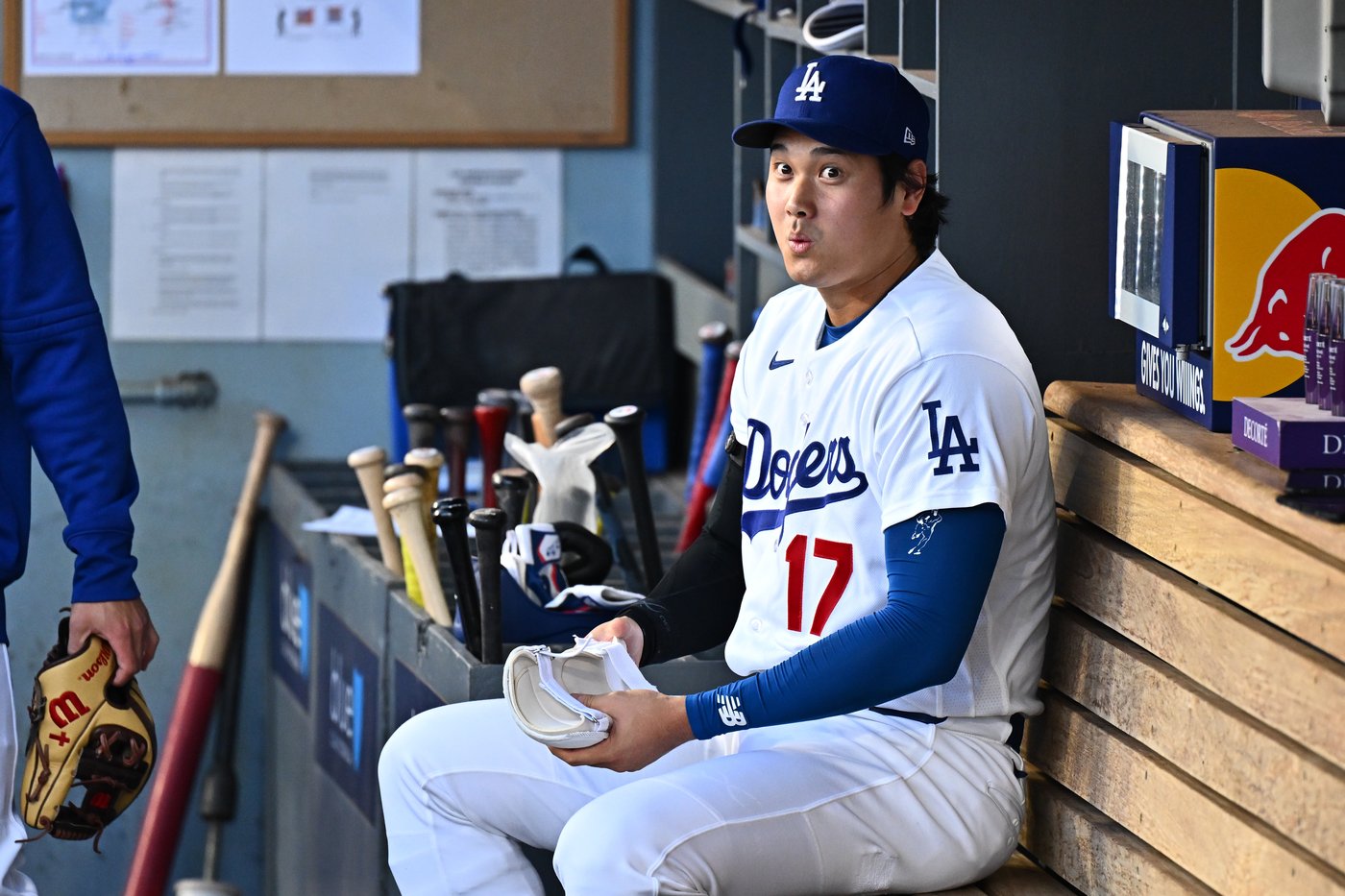 Roberts: Ohtani to start Wednesday vs the Rays as knee swelling ...