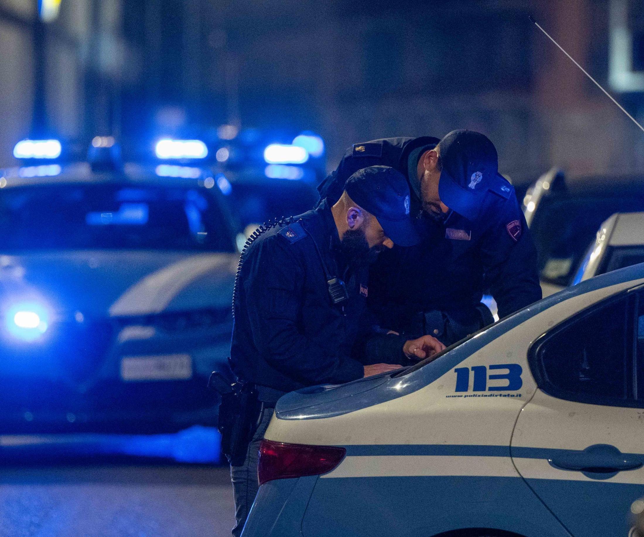 Blitz al kebab con cocci e bastoni di ferro. Una tunica gialla incastra ...