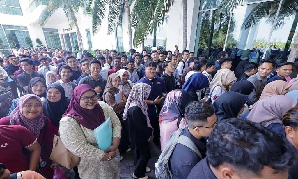 Over 1,000 form 2km queue for $860-a-month jobs in Malaysia