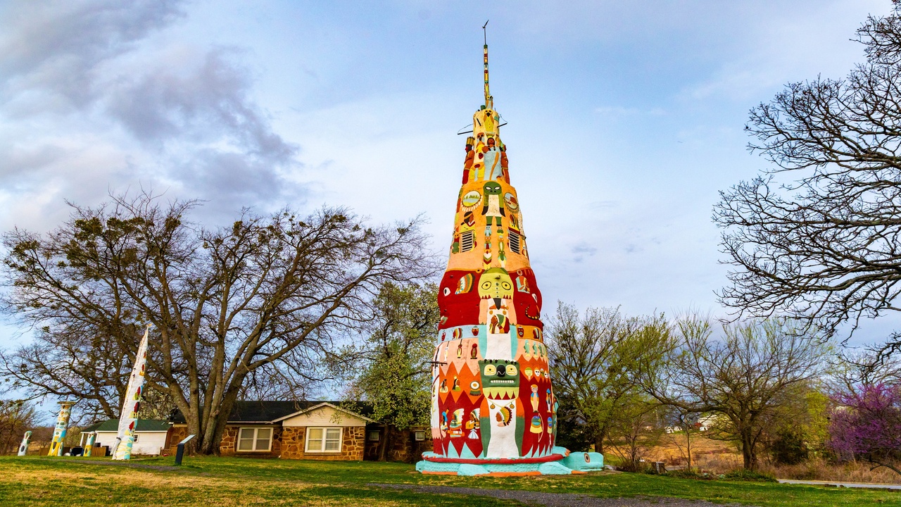 One untrained artist spent 11 years building a 90-foot concrete totem ...