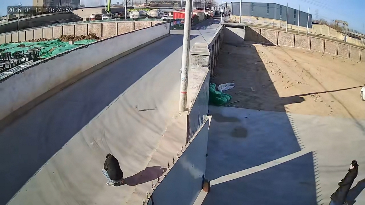 Man battles wild winds and heavy gate in Hebei