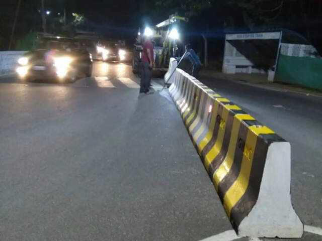 Understanding the significance of black and yellow road dividers