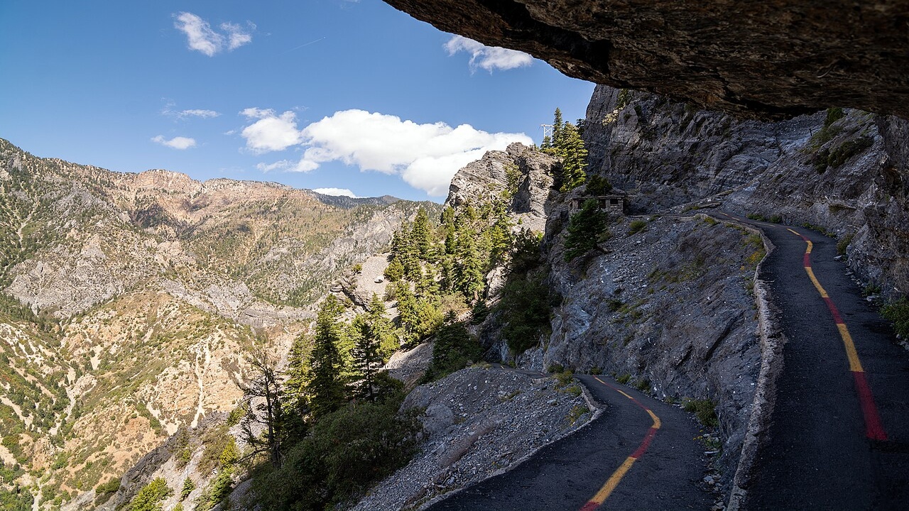 Inside a Utah limestone cliff, 42 formations and one very unlikely heart