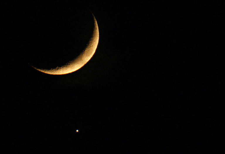Look up: Skywatchers could see the crescent moon align with these 3 ...