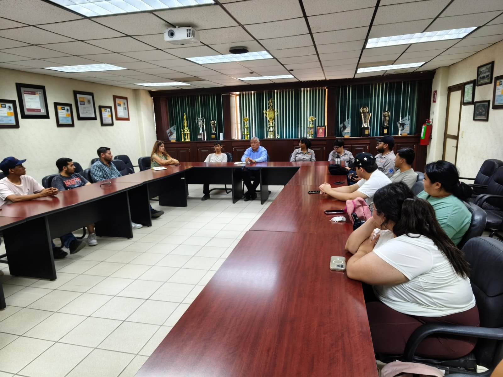 Rector de la UTH atiende en mesa de diálogo las demandas de estudiantes ...