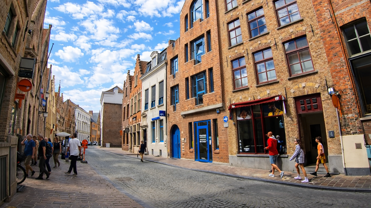 Walking through Belgium’s fairytale city of Bruges (4K)