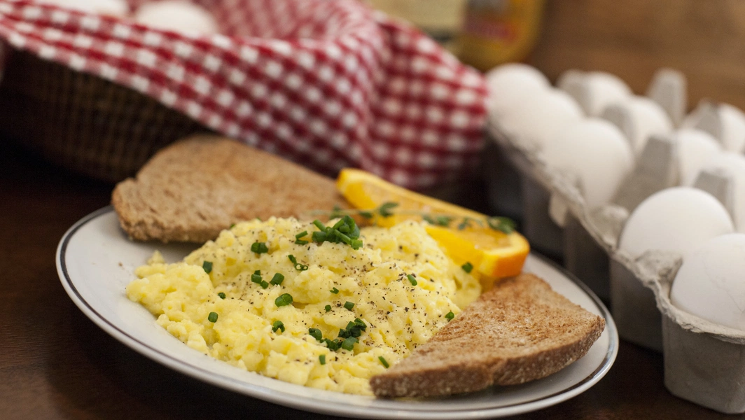 Techniques for perfect fluffy scrambled eggs