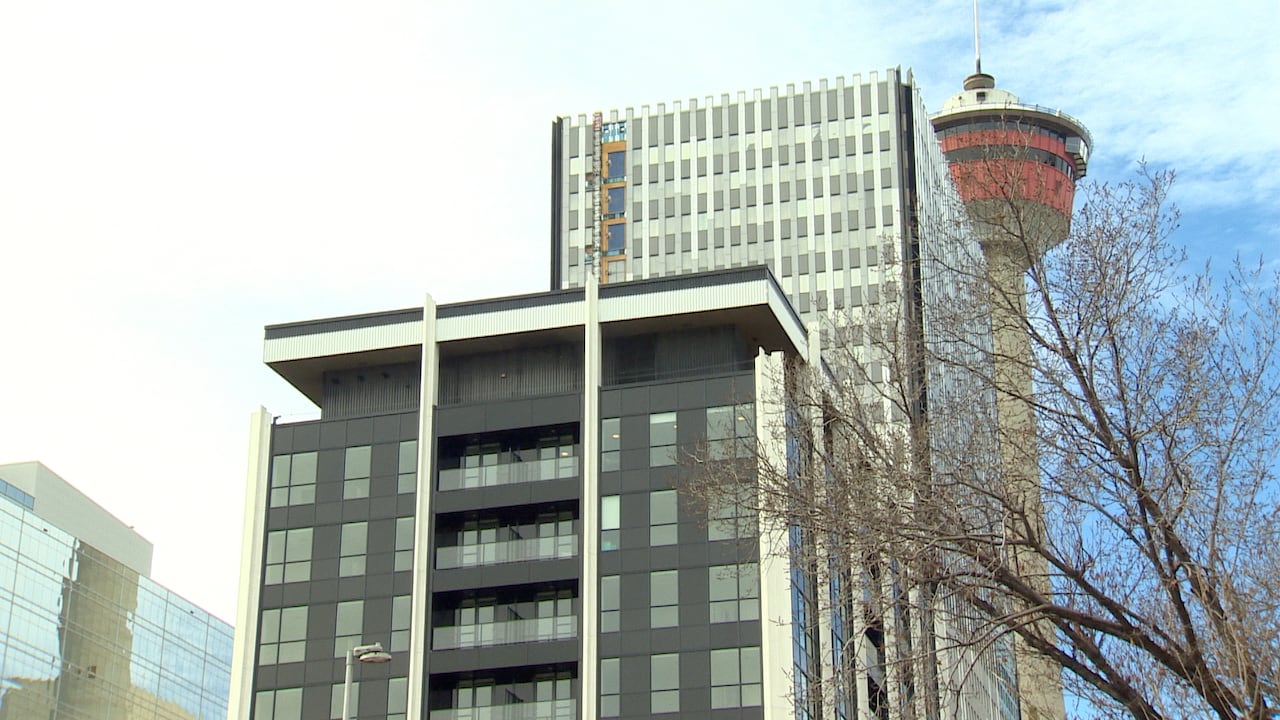 Calgary trying to tempt hotels to fill old office buildings