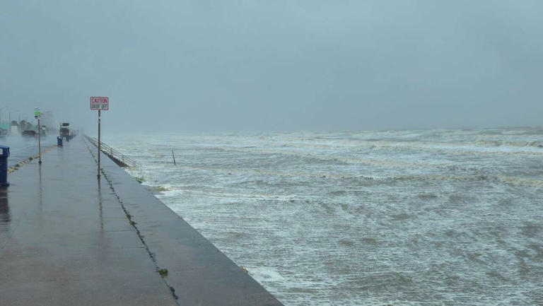 Storm closing in on Galveston, officials urge immediate prep