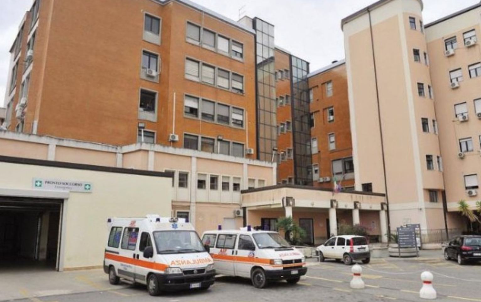Corigliano-Rossano, sfonda con l'auto l'ingresso del pronto soccorso ...