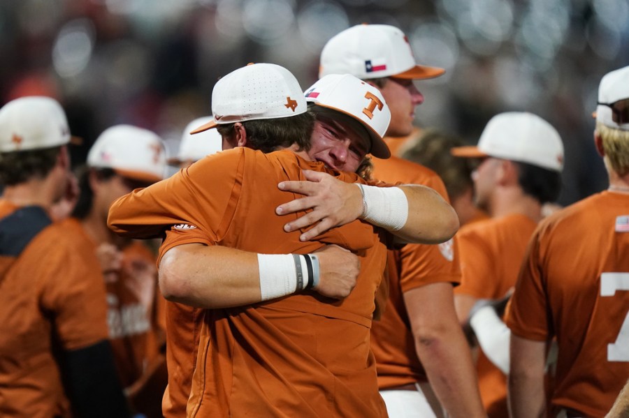 Texas offense can’t solve Georgia again, Longhorns eliminated from MCWS