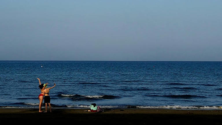 Which countries in Europe have the healthiest beach, lake and river water?