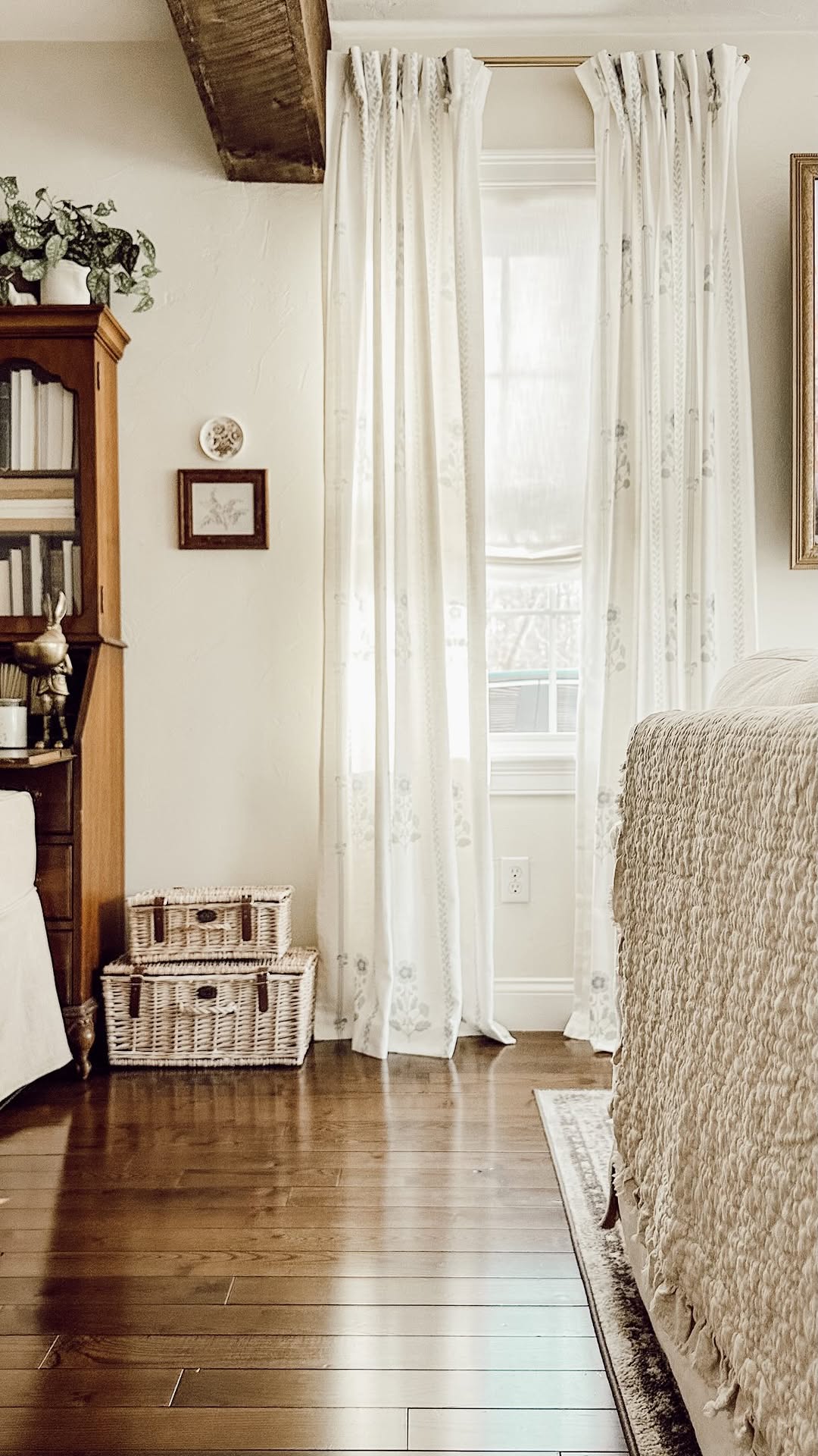 Easy curtain replacement for a bright and fresh room look