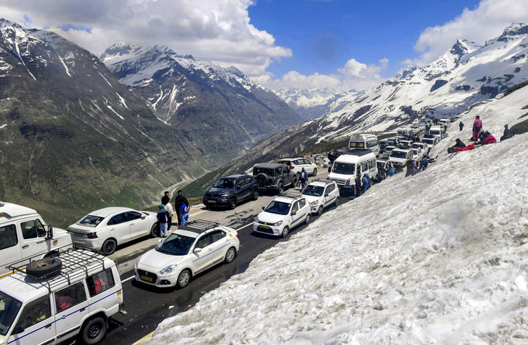 15 lakh vehicles enter Shimla in 45 days as tourists rush to hill ...