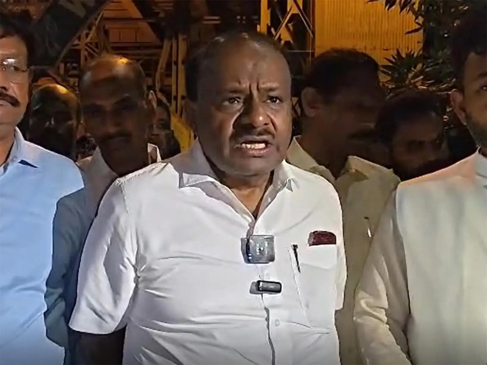 Karnataka: HD Kumaraswamy slams DK Shivakumar over posters alleging ...
