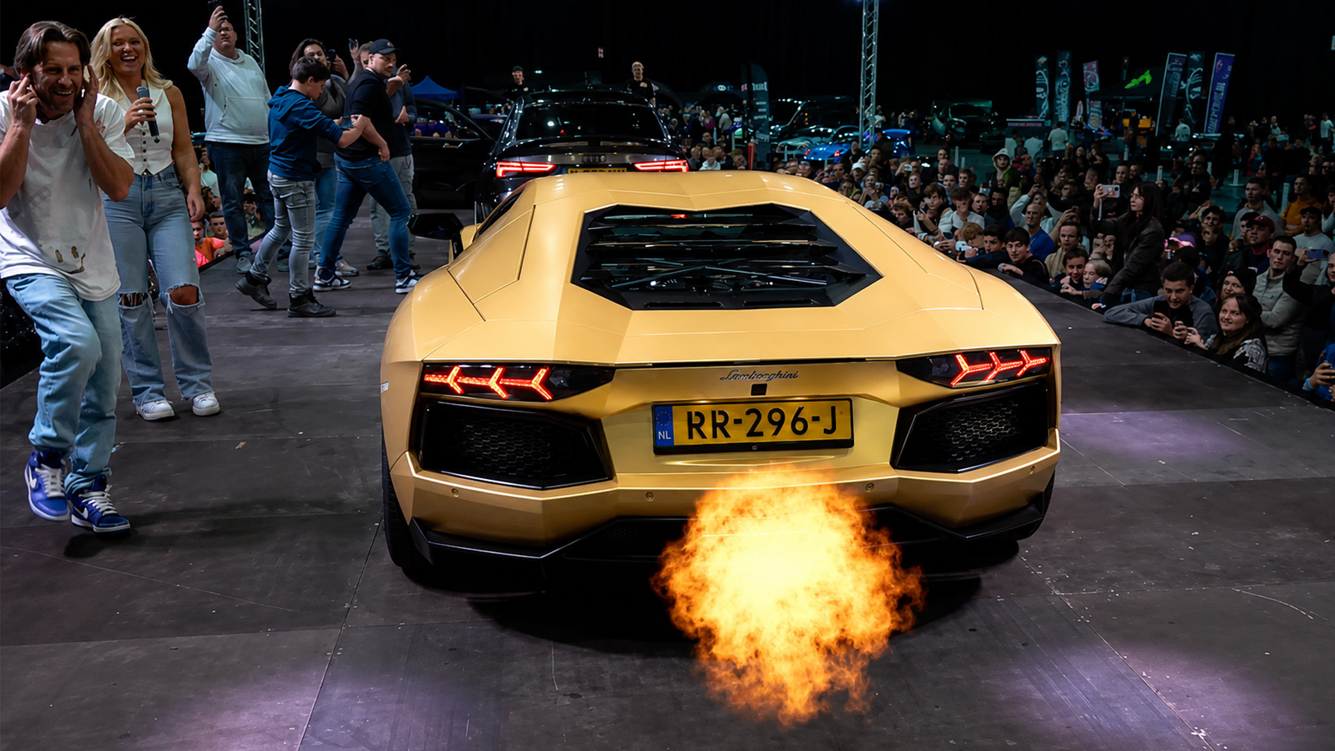 Lamborghini Aventador spuwt vlammen voor het publiek