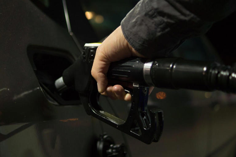 Prezzi carburanti in calo dopo i massimi: benzina e diesel tornano ...