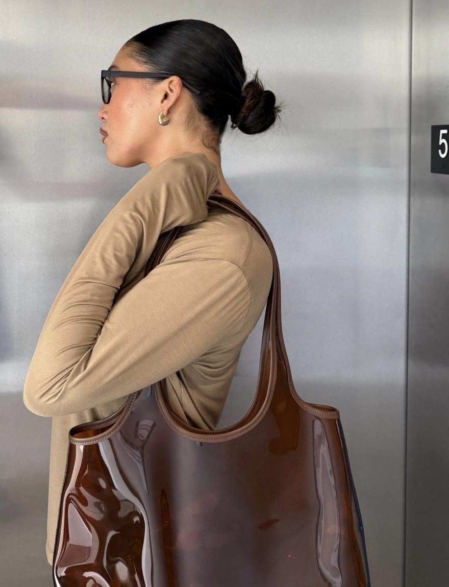 Jelly tote bag fever: Why the 90s fashion revival is shaping summer ...