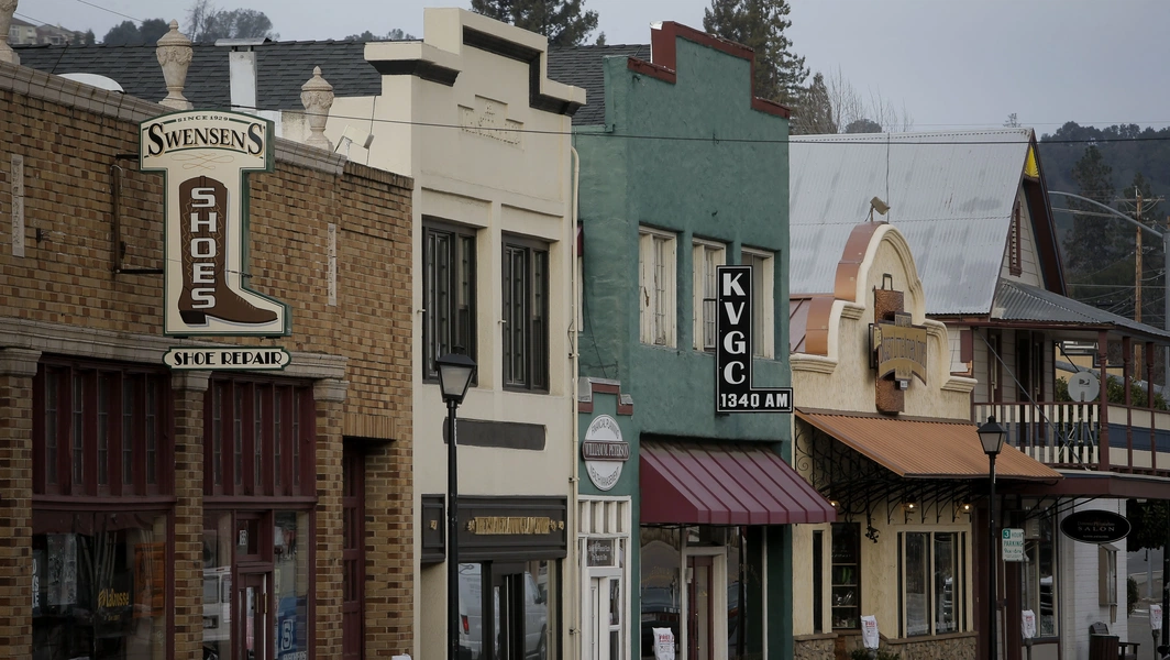 21 charming small towns across California