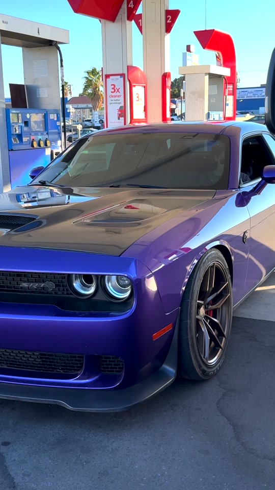 She showed up in a Hellcat @plumcrazy_951 @Briana #videography #srt