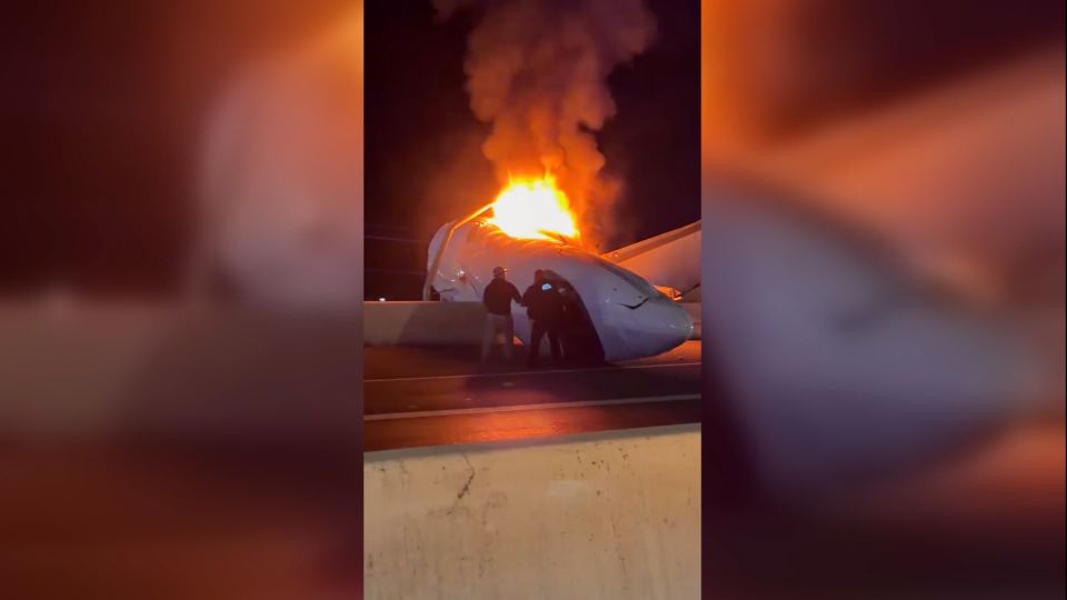 Bystanders rush to rescue passengers after small plane crashes on Texas ...
