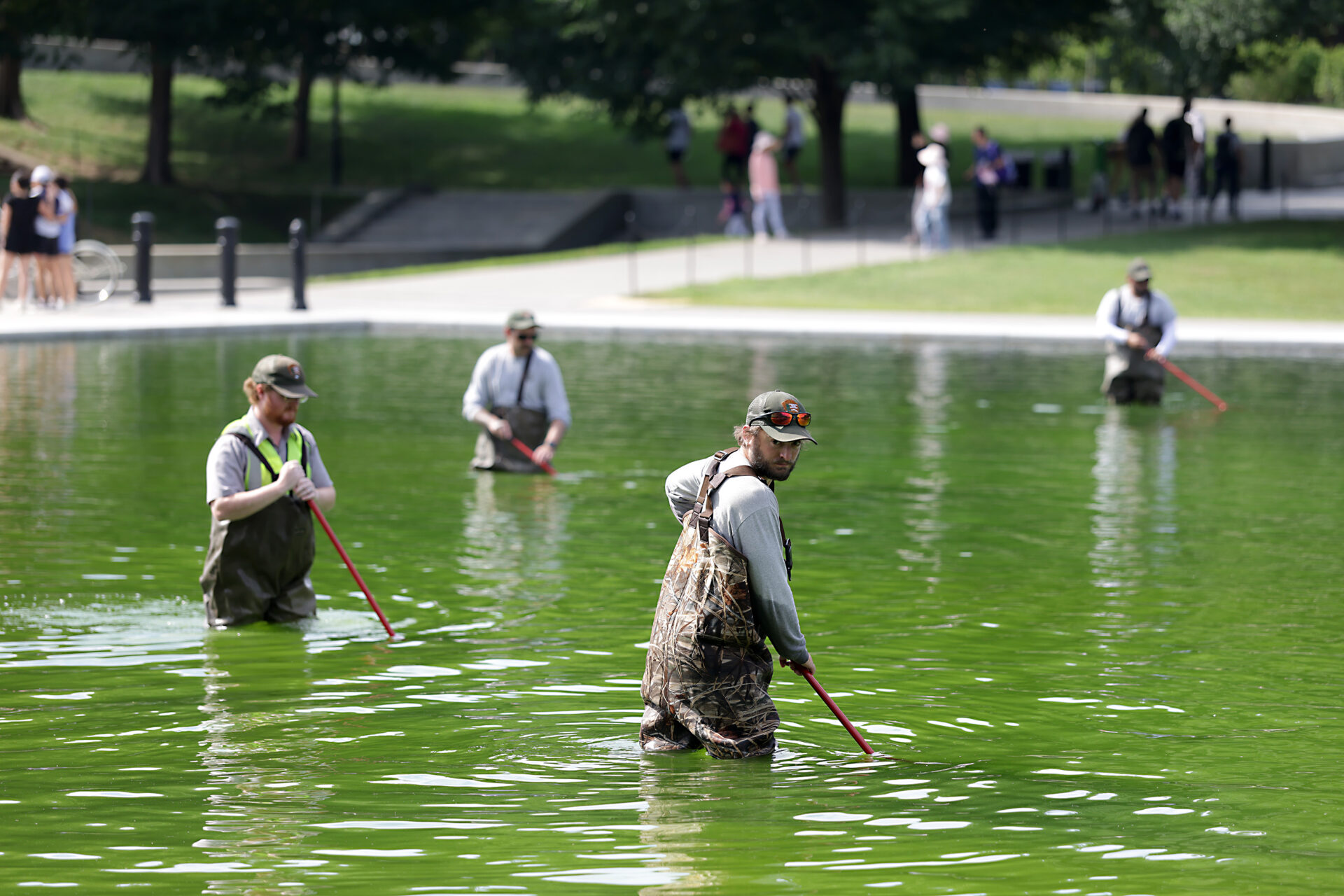 What's happening to the water in the Lincoln Memorial pond in ...