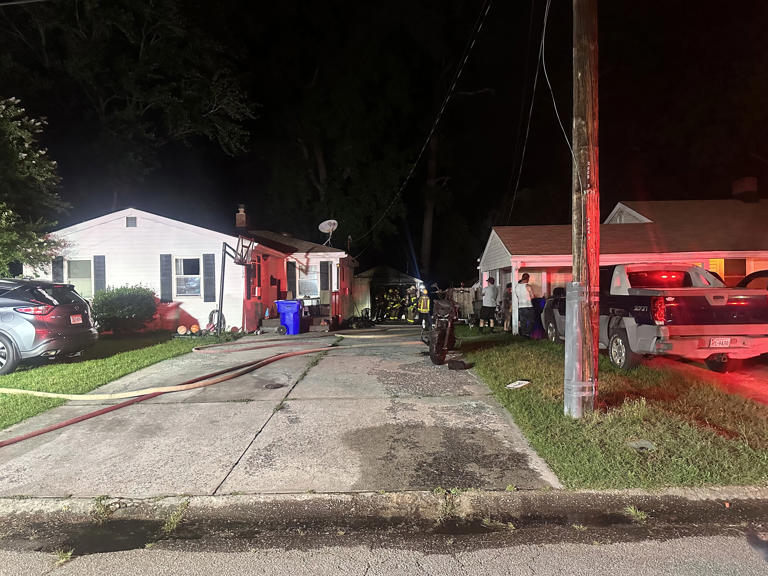 Fire damages detached garage on Mercer Ave. in Norfolk