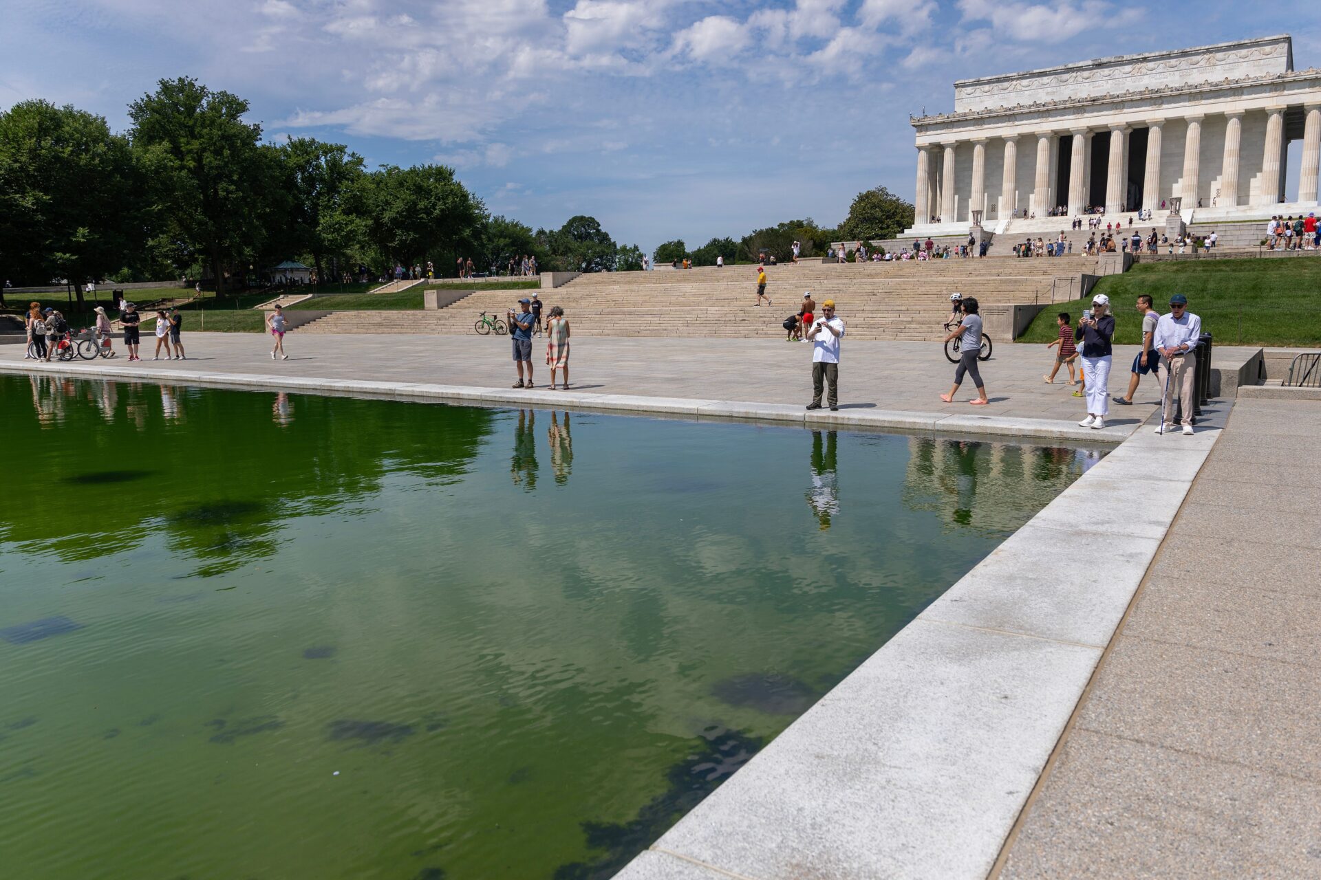 What's happening to the water in the Lincoln Memorial pond in ...