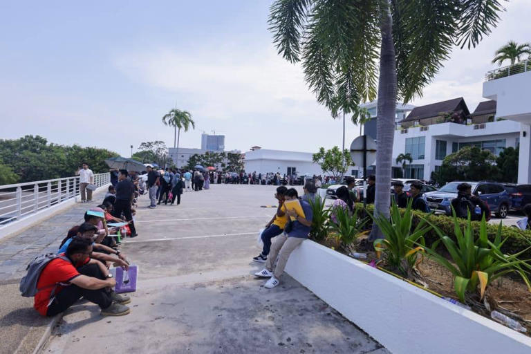 Over 1,000 form 2km queue for $860-a-month jobs in Malaysia