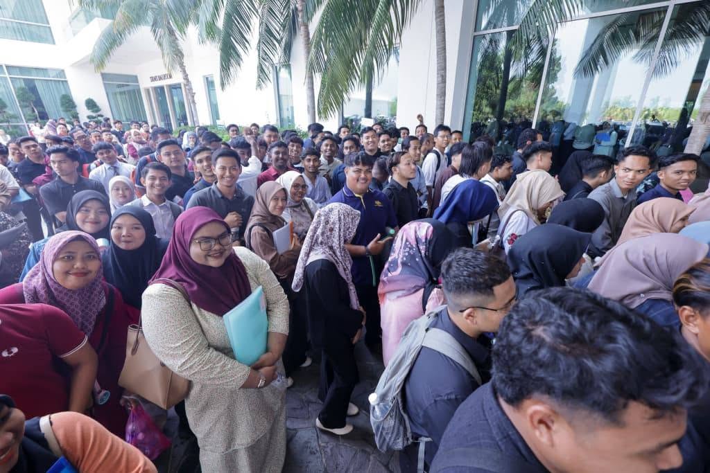 Over 1,000 form 2km queue for $860-a-month jobs in Malaysia