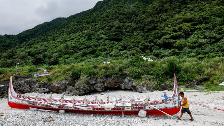 Using the stars and paddles, Indigenous Taiwanese recreate risky sea ...