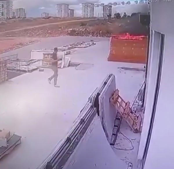 Şanlıurfa’da milyonlarca liralık zarara yol açan yangının görüntüleri ...