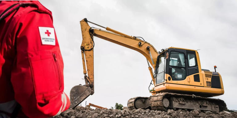 Arbeiter bei Bagger-Unfall eingeklemmt und schwer verletzt