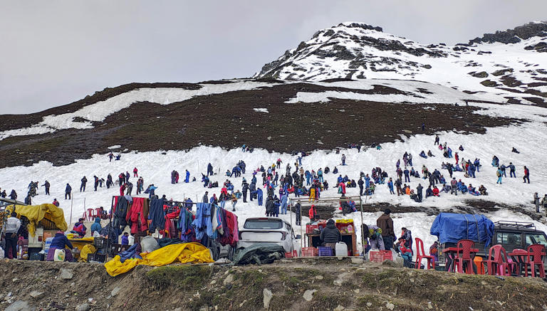15 lakh vehicles enter Shimla in 45 days as tourists rush to hill ...