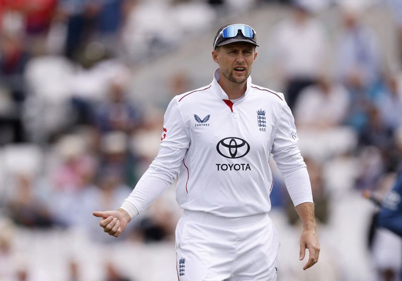 Cricket-England choose to bowl at the Oval as rain delays start of play