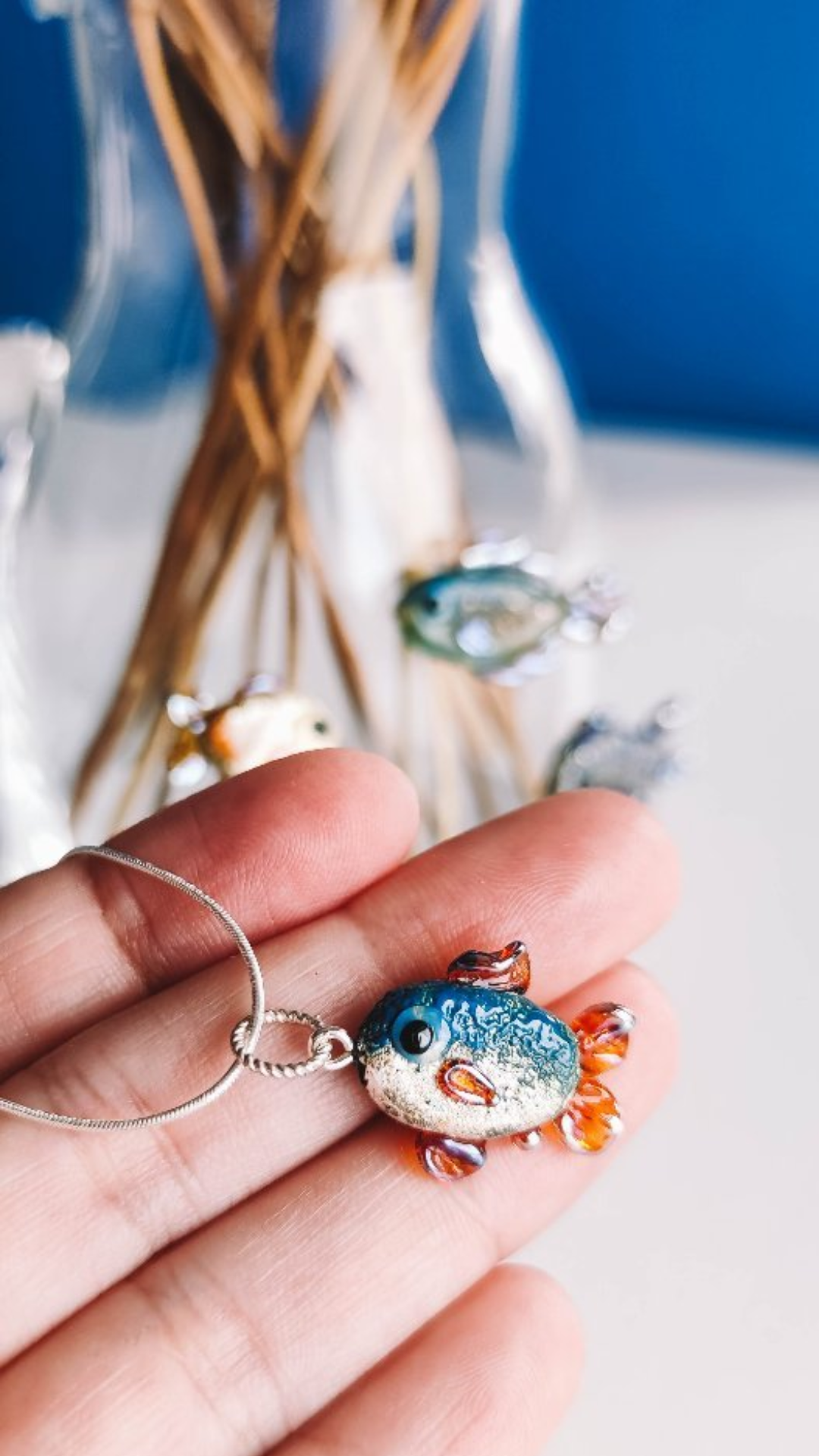 The art of making a fish sculpture using glass shards and layers