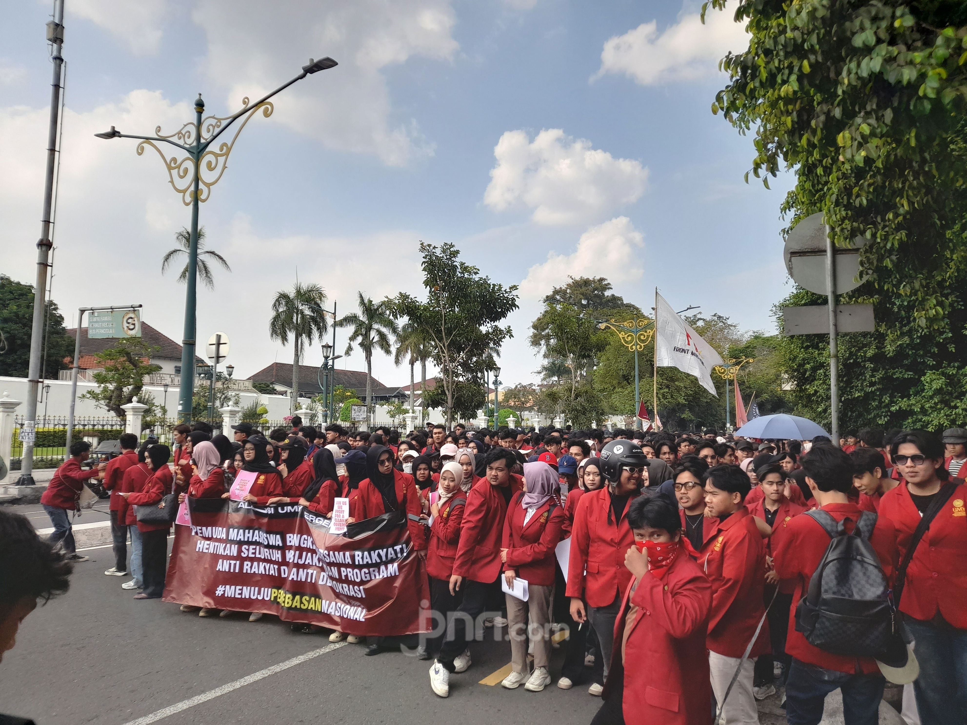 Nol kilometer memerah, ratusan mahasiswa UMY turun ke jalan
