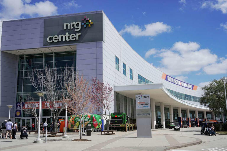NRG Center to open its doors for waiting Metro rail riders after ...